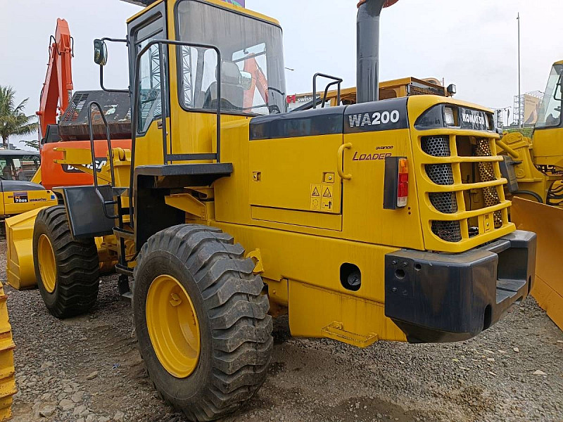 KOMATSU WA200-3E Wheel Loader: Merangkai Power, Efisiensi, dan Keandalan